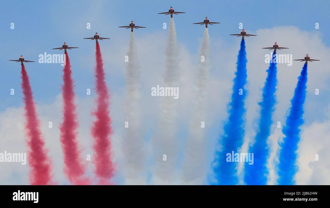 London, UK. 02nd June, 2022. The Red Arrows, producing their famous ...