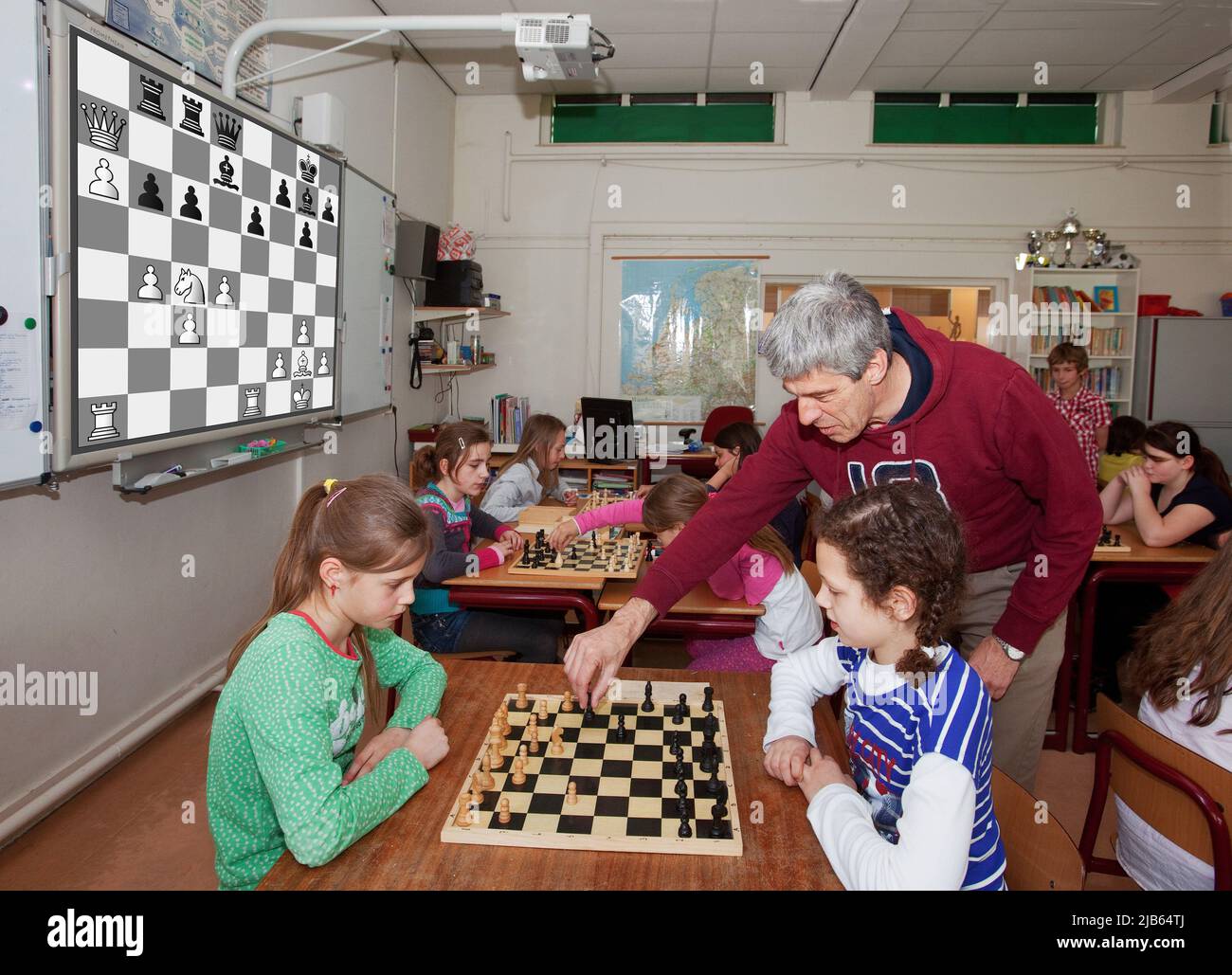 Children playing chess school hi-res stock photography and images - Alamy