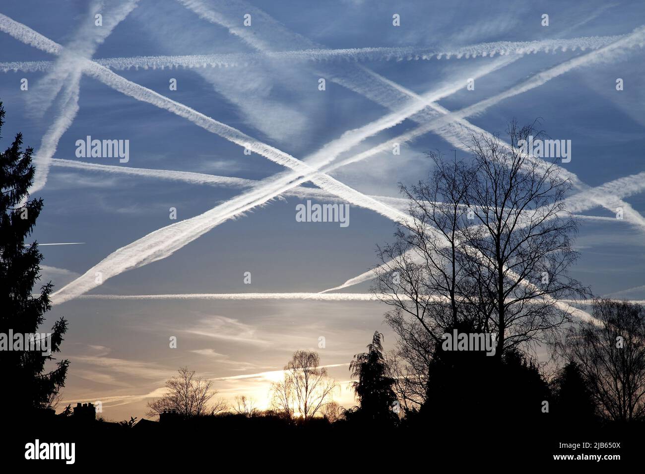 Long contrail hi-res stock photography and images - Alamy