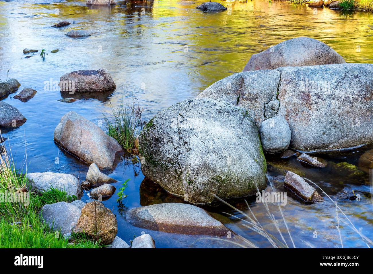 Rocas en el rio hi-res stock photography and images - Alamy