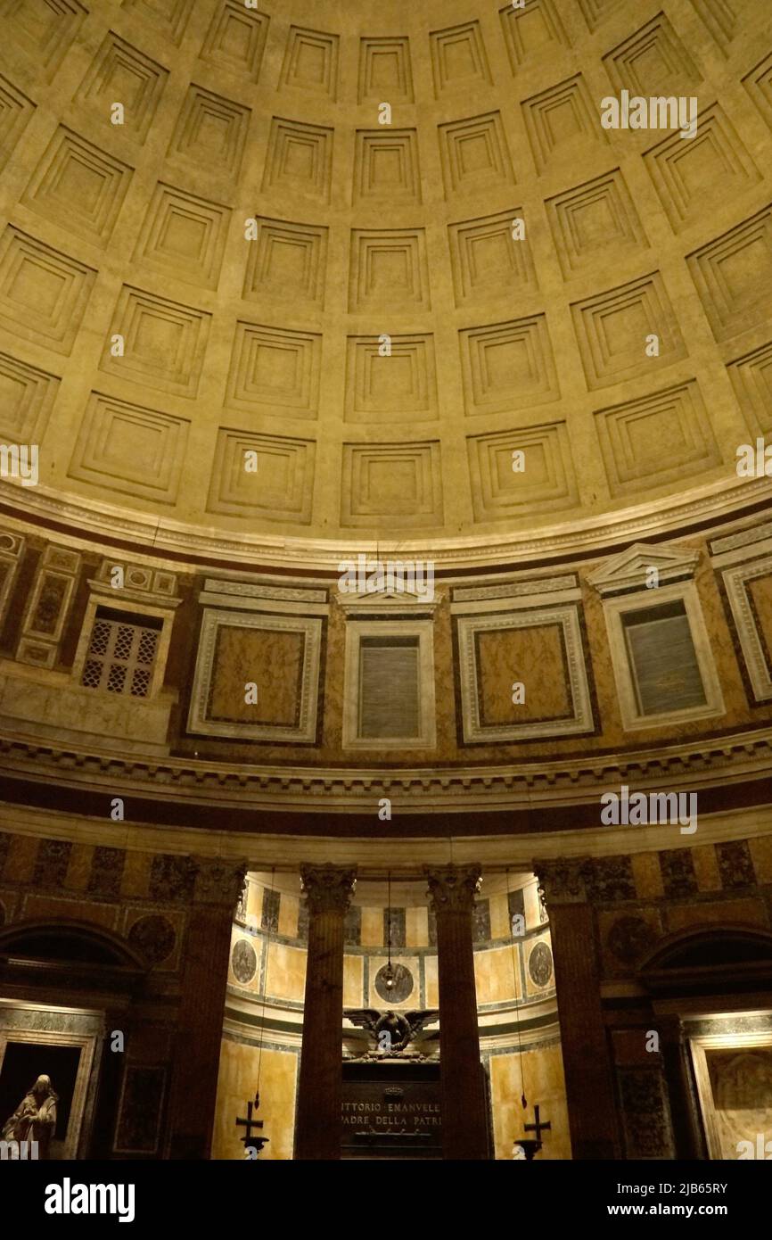 Interior oculus dome in pantheon hi-res stock photography and images ...