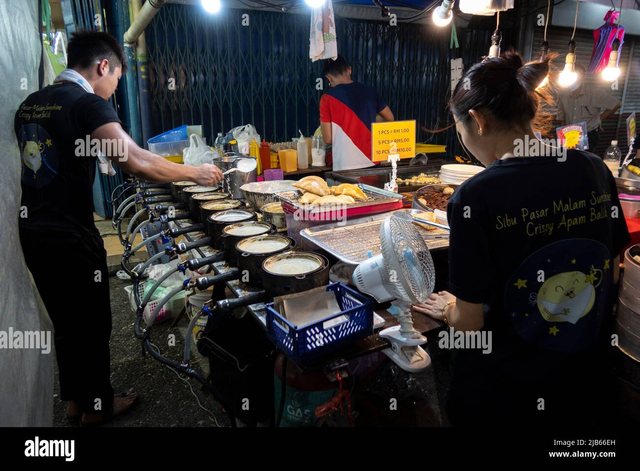 Making pancakes at Pasar Malam Sibu (Night Market), Sibu, Sarawak, East ...