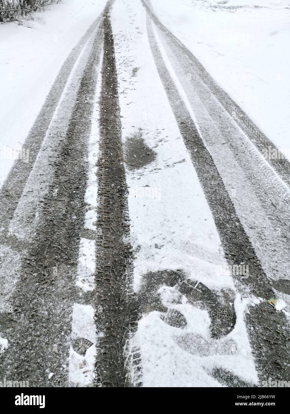 Tire tracks in a fresh snow Stock Photo - Alamy