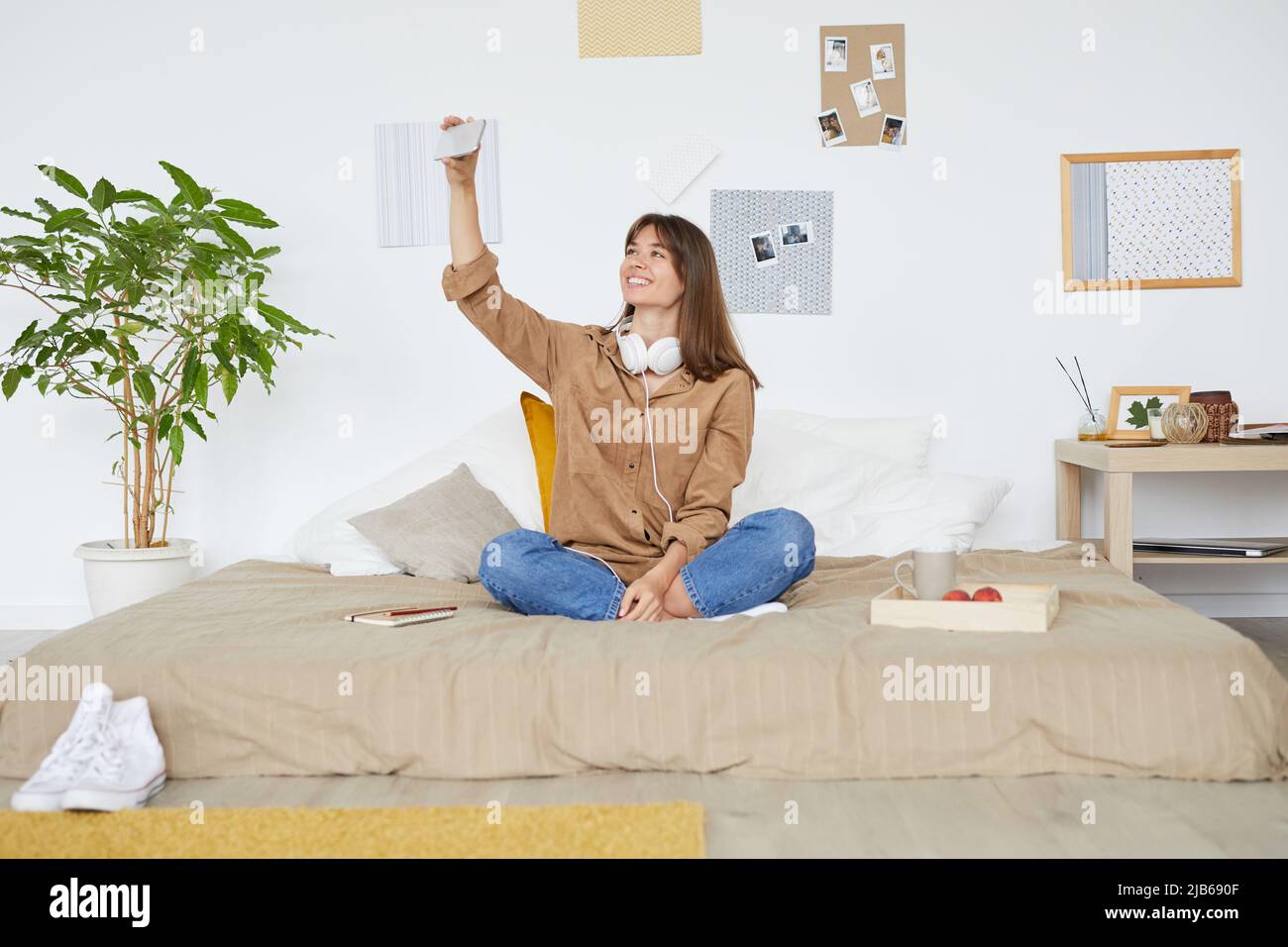 Beautiful women crossed legs hi-res stock photography and images - Alamy