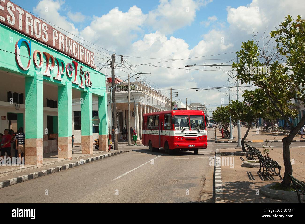 Cuban tourist bus hi-res stock photography and images - Alamy