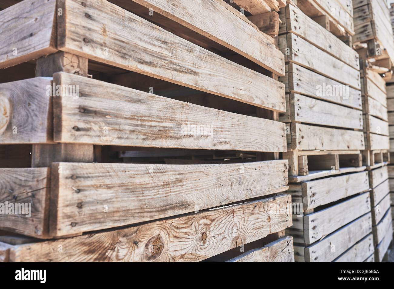 Wooden pallet tower hi-res stock photography and images - Alamy