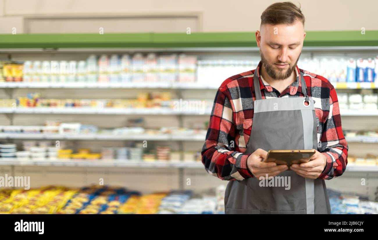 Grocery clerk hi-res stock photography and images - Alamy