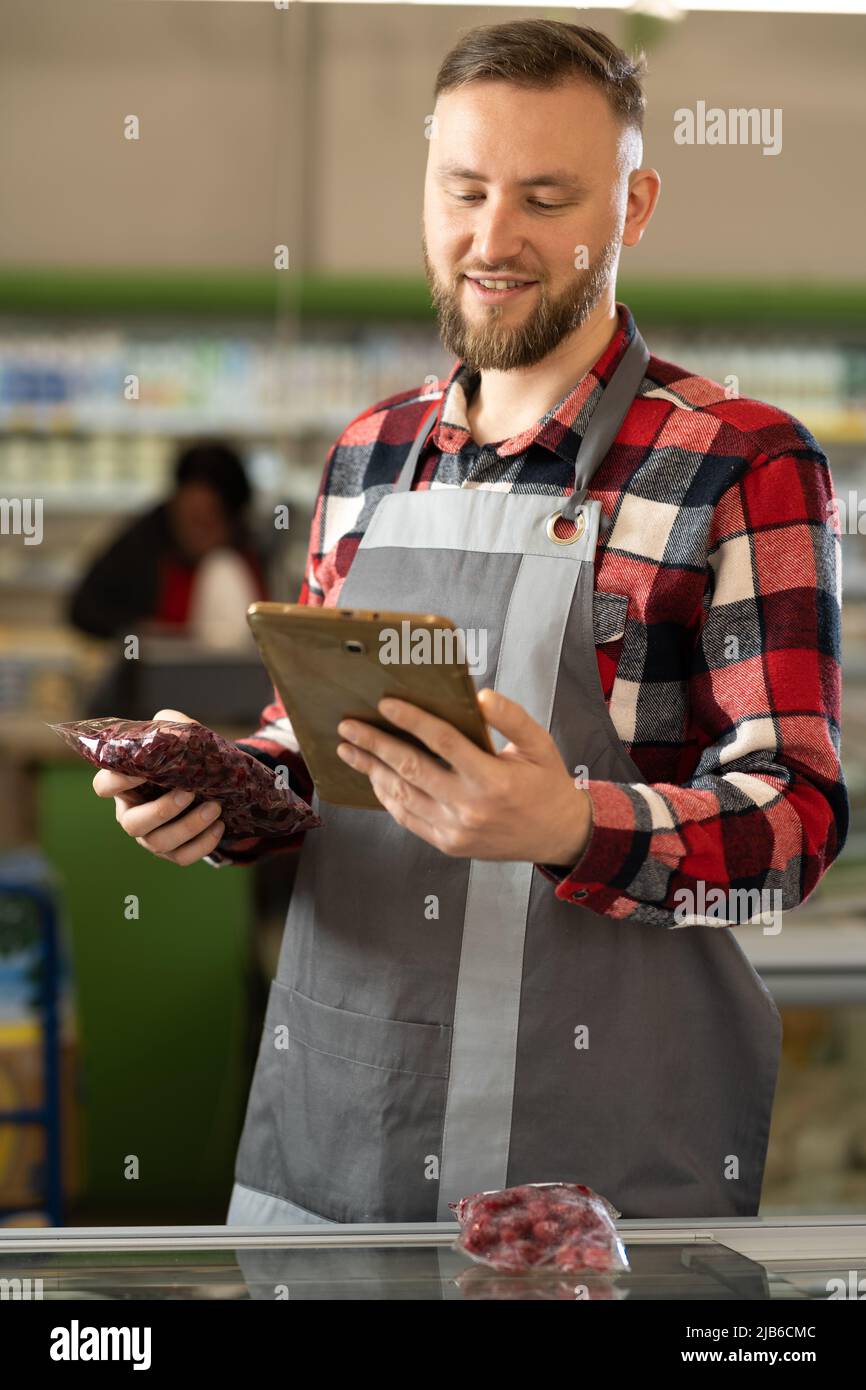Grocery clerk hi-res stock photography and images - Alamy