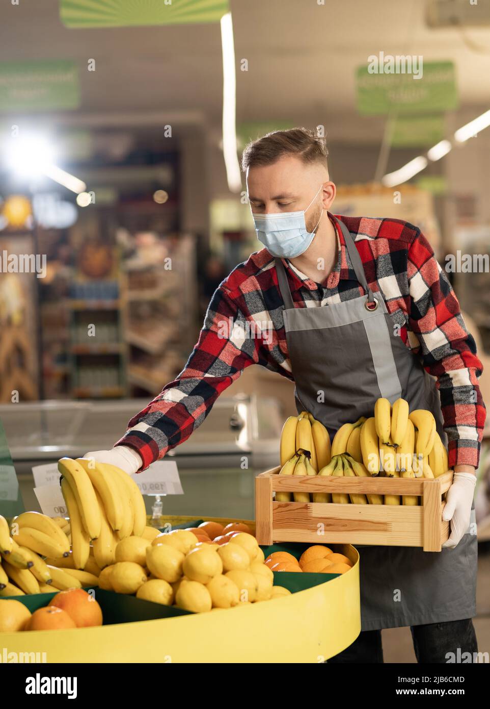 Supermarket employee and manager hi-res stock photography and images ...