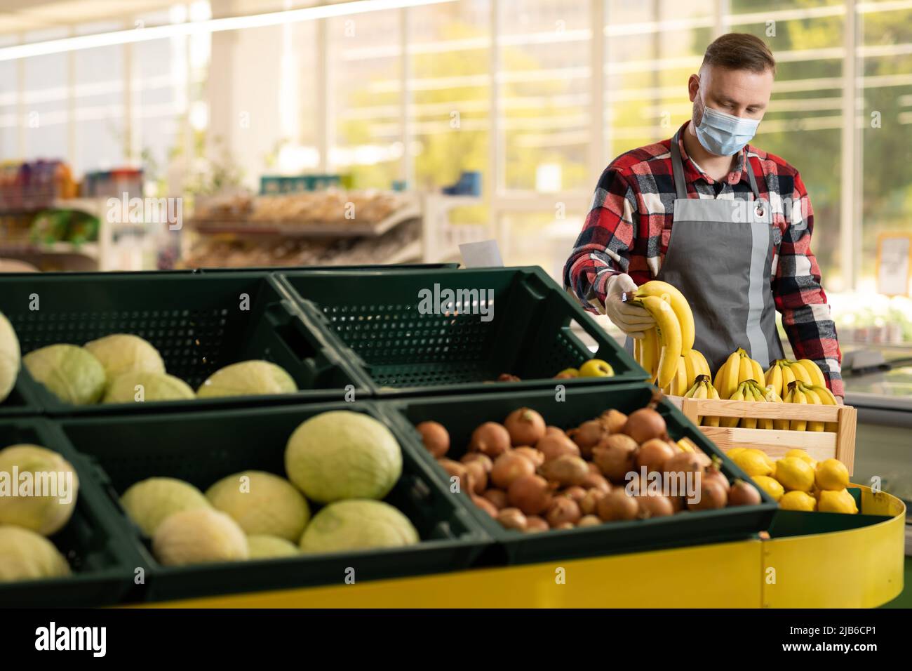 Grocery store assistant hi-res stock photography and images - Alamy