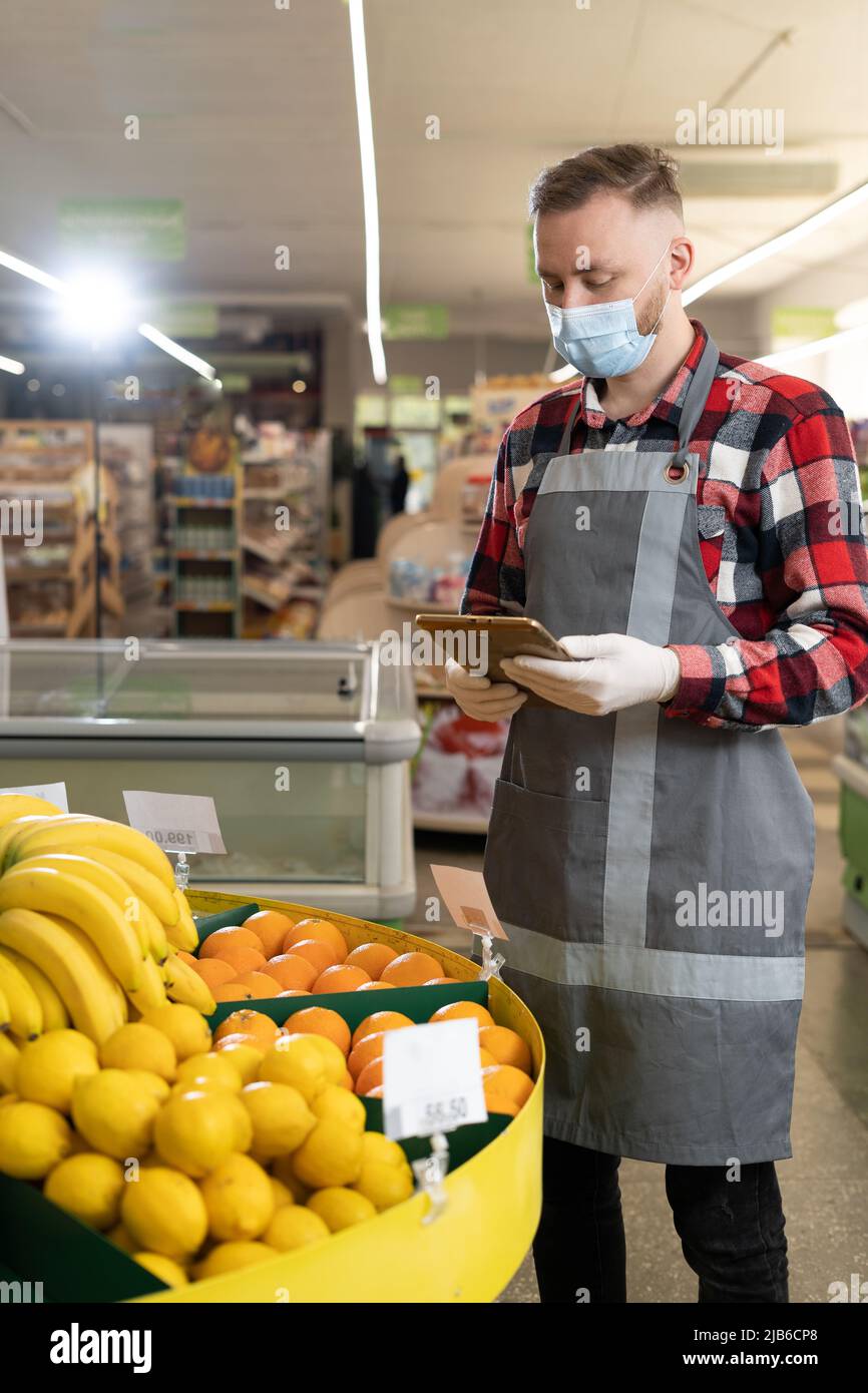 Supermarket salesman salesperson hi-res stock photography and images ...