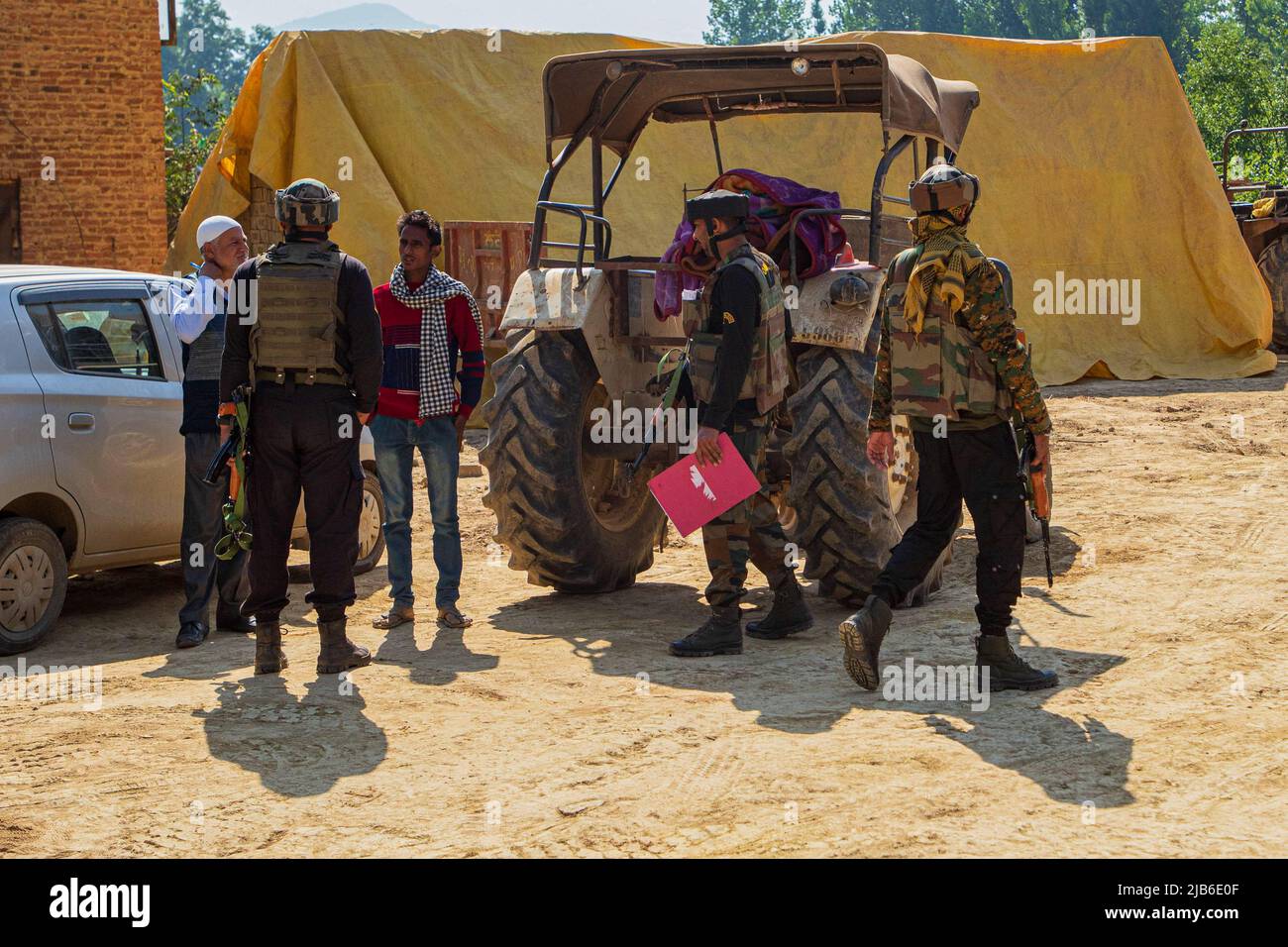 Kashmir, India. 02nd June, 2022. Indian paramilitary troopers speak ...