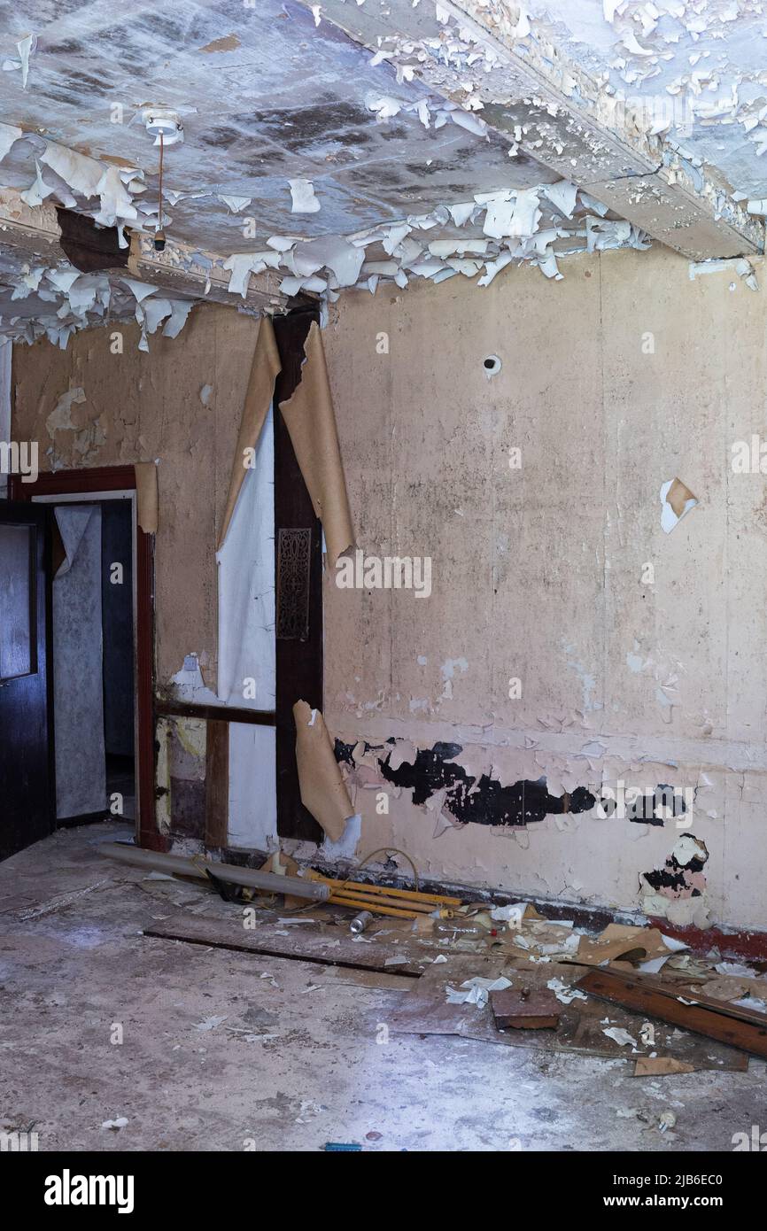 Crumbling walls and debris of an abandoned building hi-res stock ...