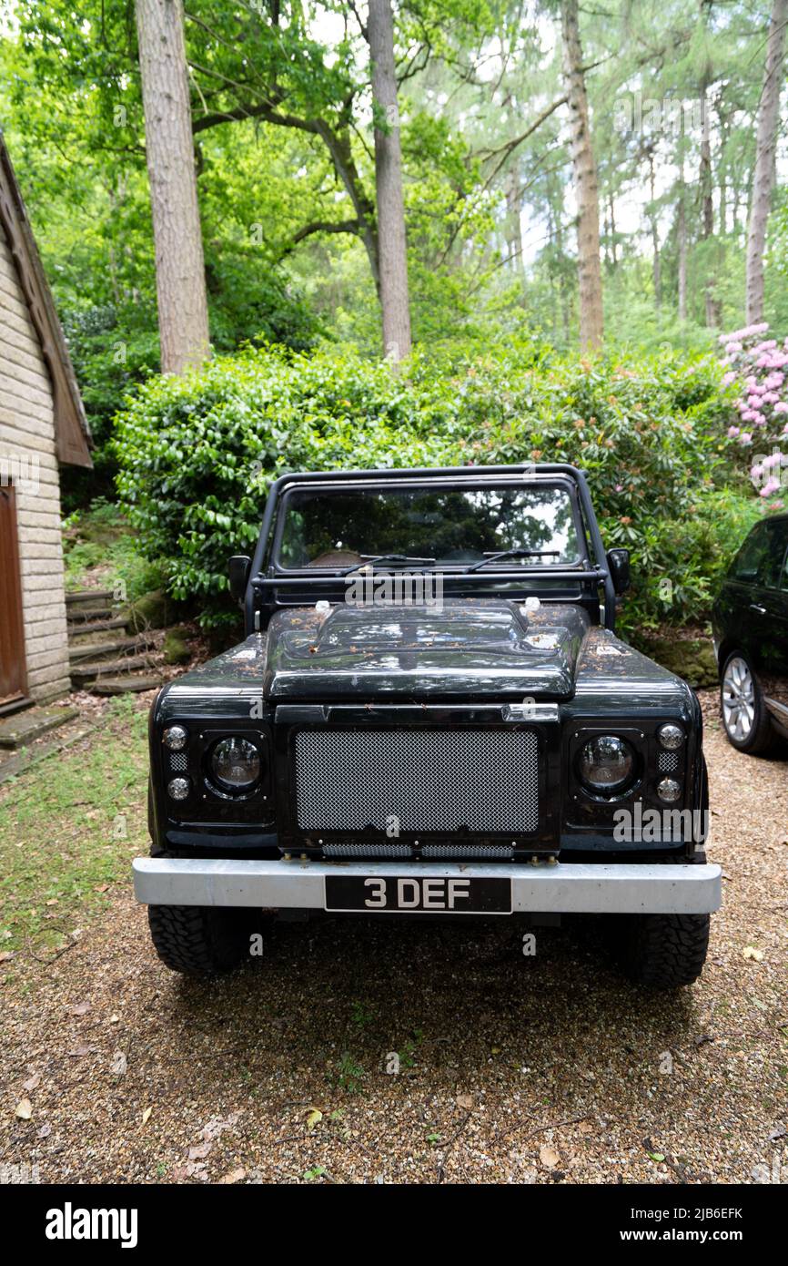 Land rover defender black hi-res stock photography and images - Alamy