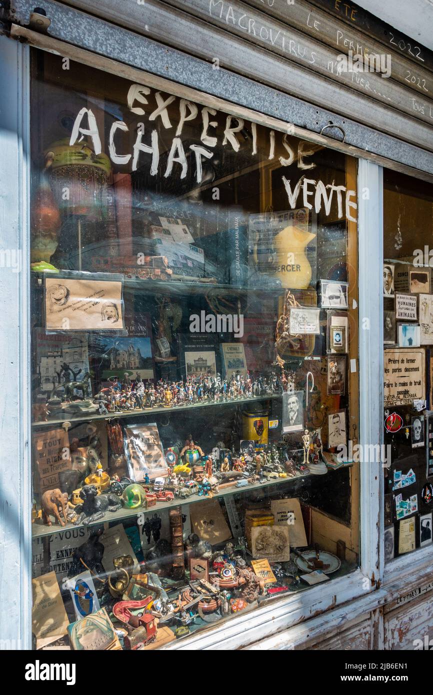Old fashioned antique shop in Beziers, France Stock Photo - Alamy