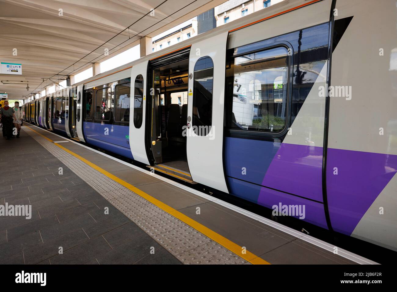 Custom house elizabeth line station hi-res stock photography and images ...
