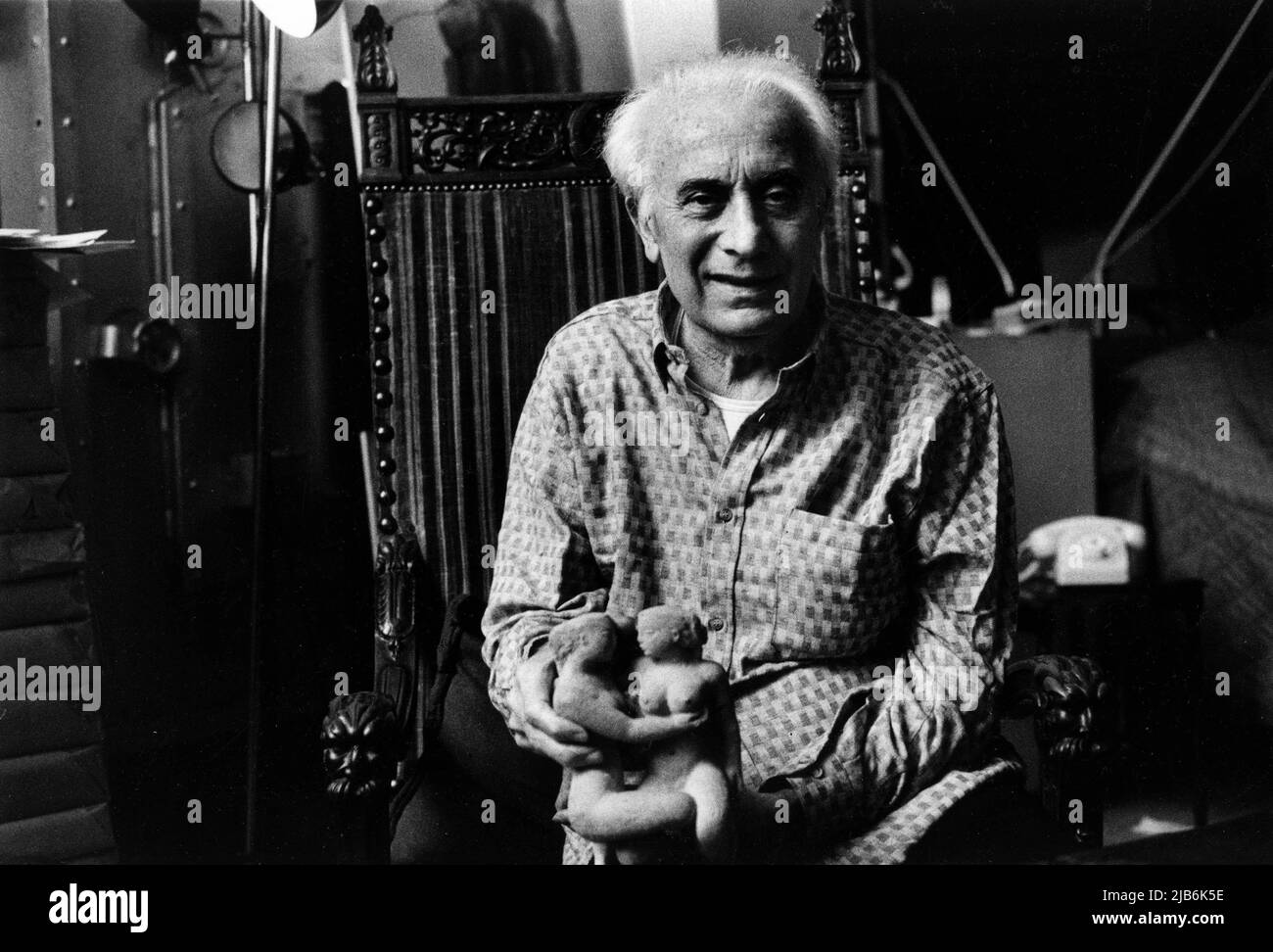 Portrait du sculpteur Antoniucci Volti (1915-1989) a paris en 1988 ...