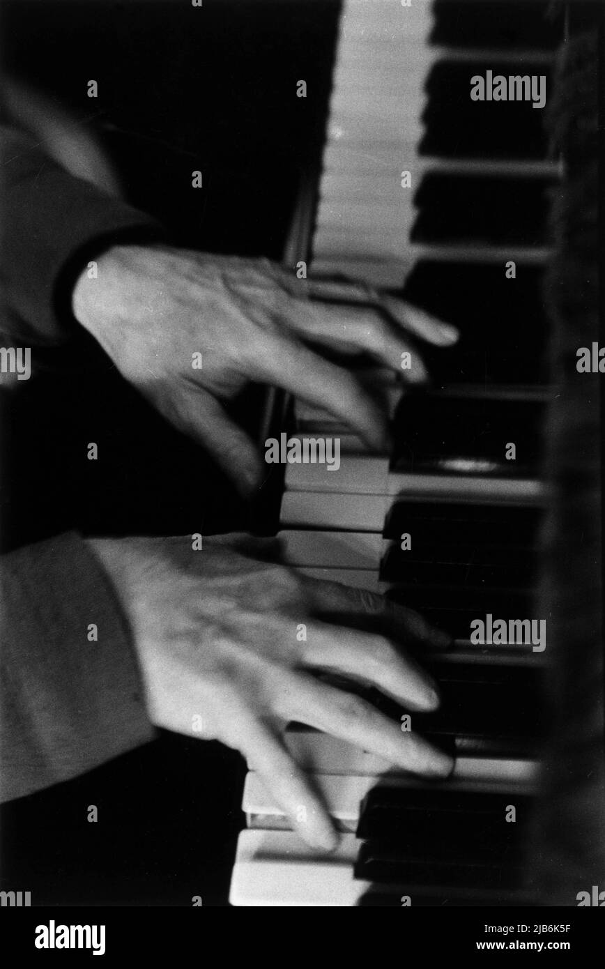 Les mains du pianiste Jean Wiener (1896-1982) a Paris en 1979. ©Michele ...