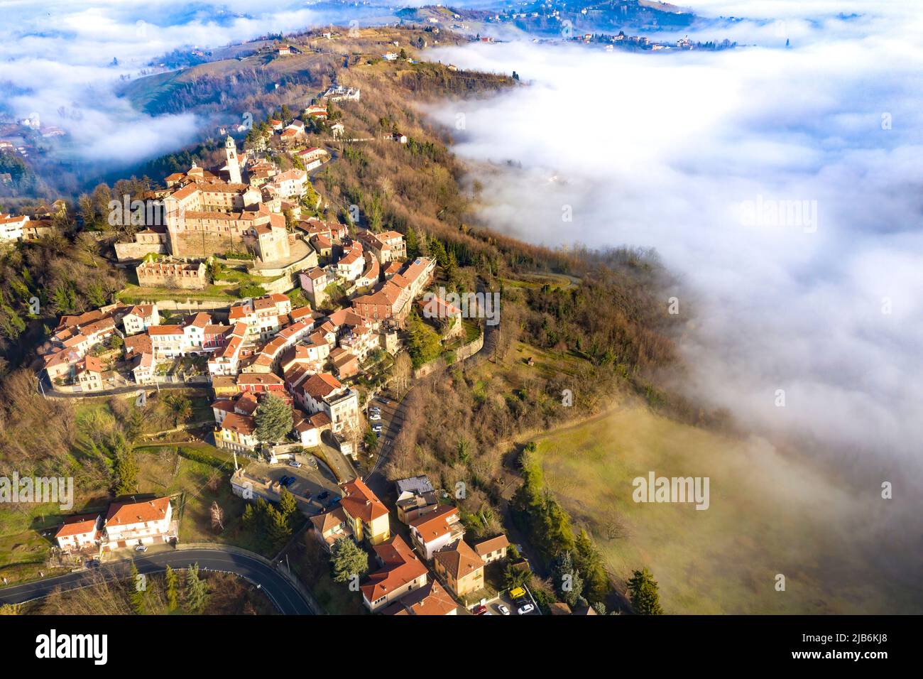 Cremolino old town emerges from the mist Stock Photo - Alamy