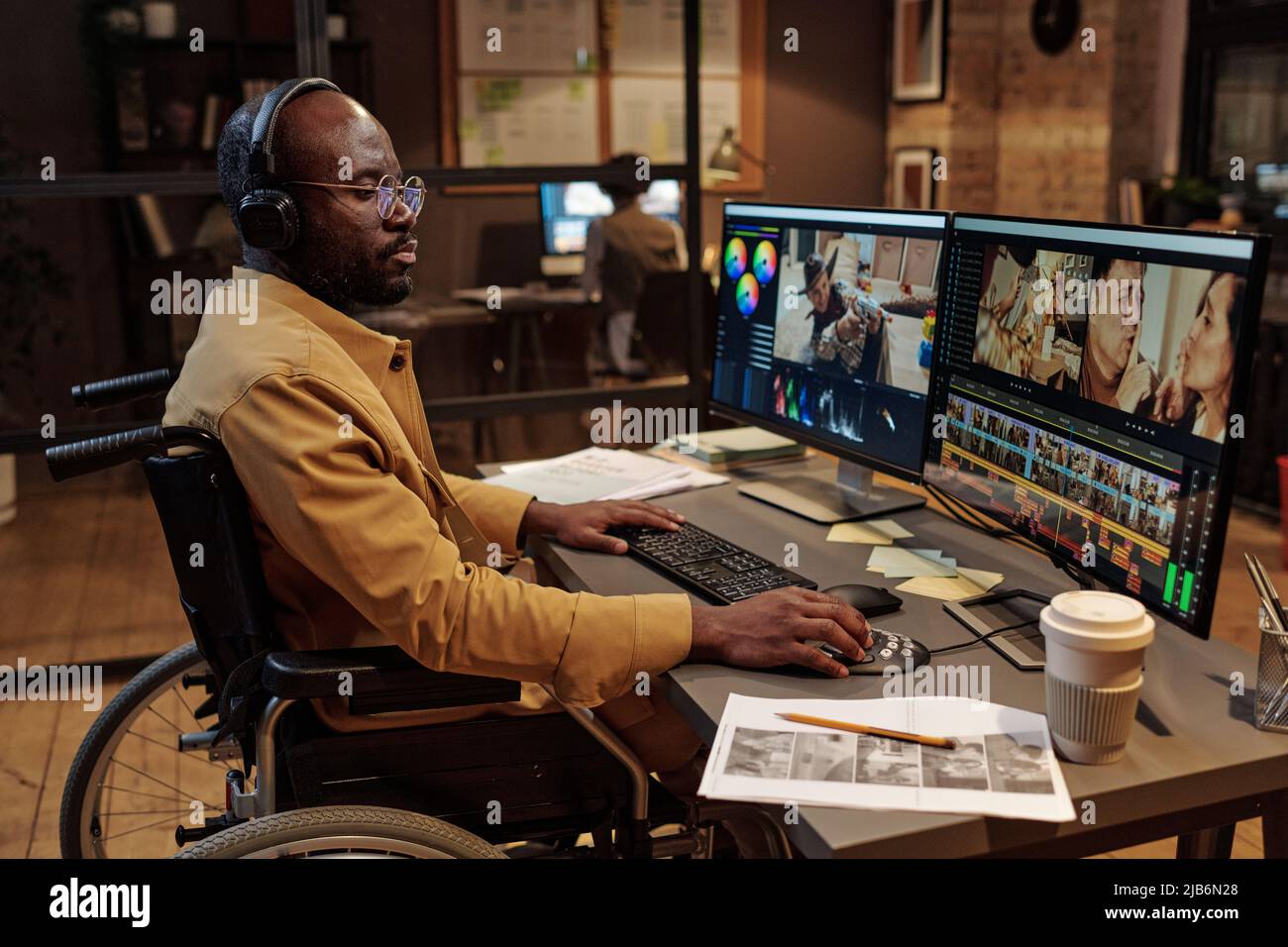 Working till late night hi-res stock photography and images - Alamy