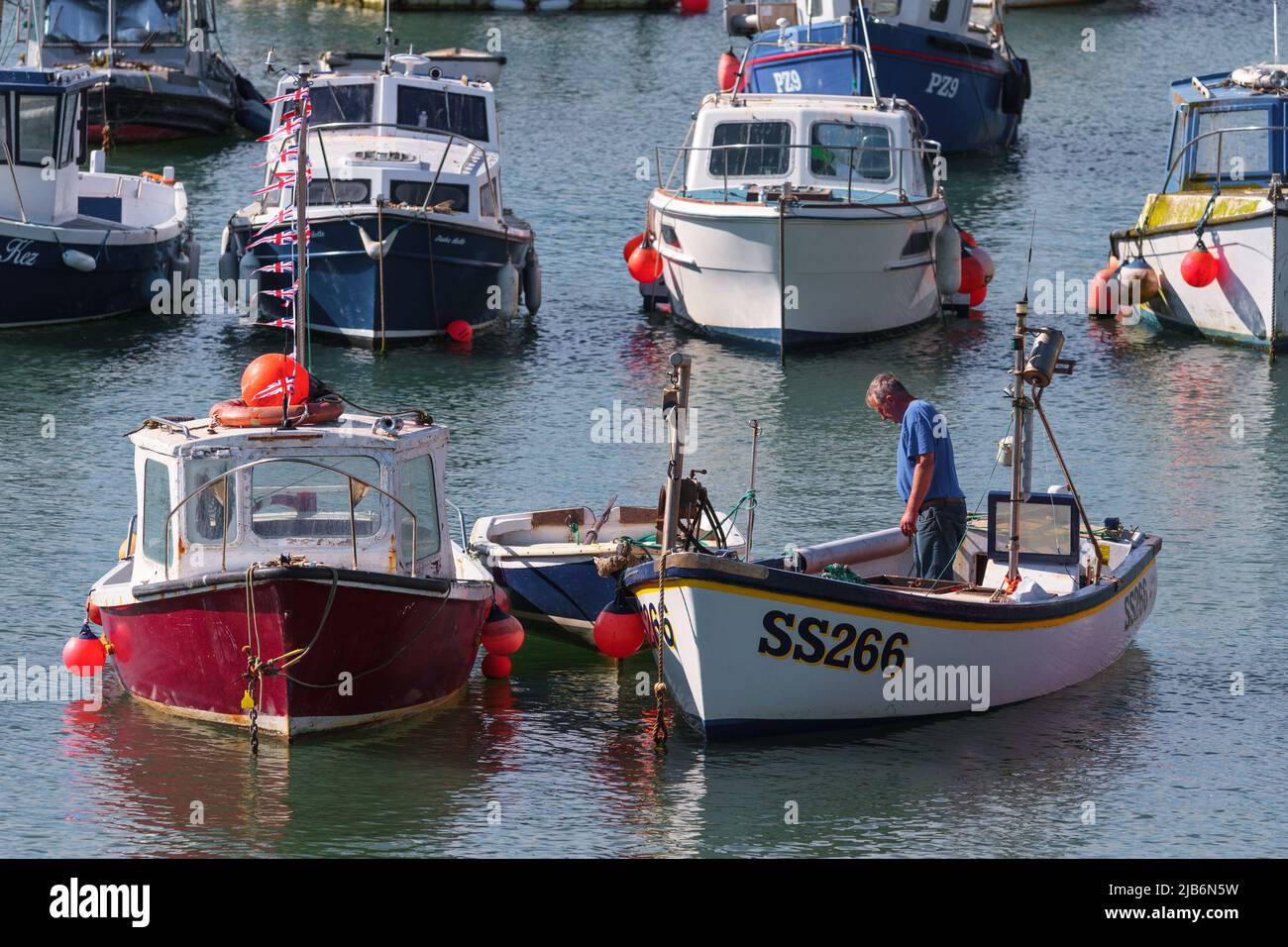 Boat life in a Cornish fishing harbour Stock Photo - Alamy