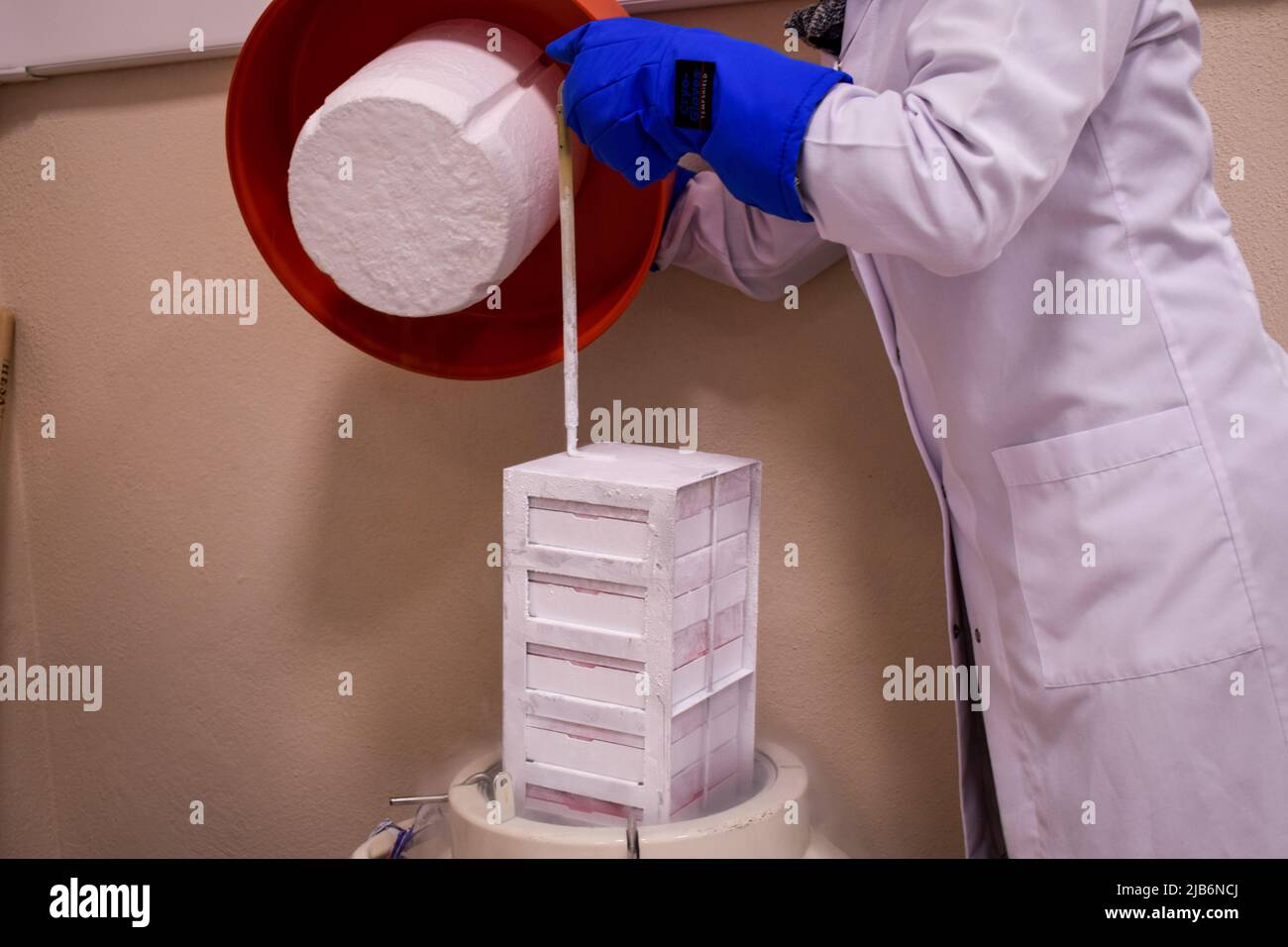 Nitrogen tank hi-res stock photography and images - Alamy