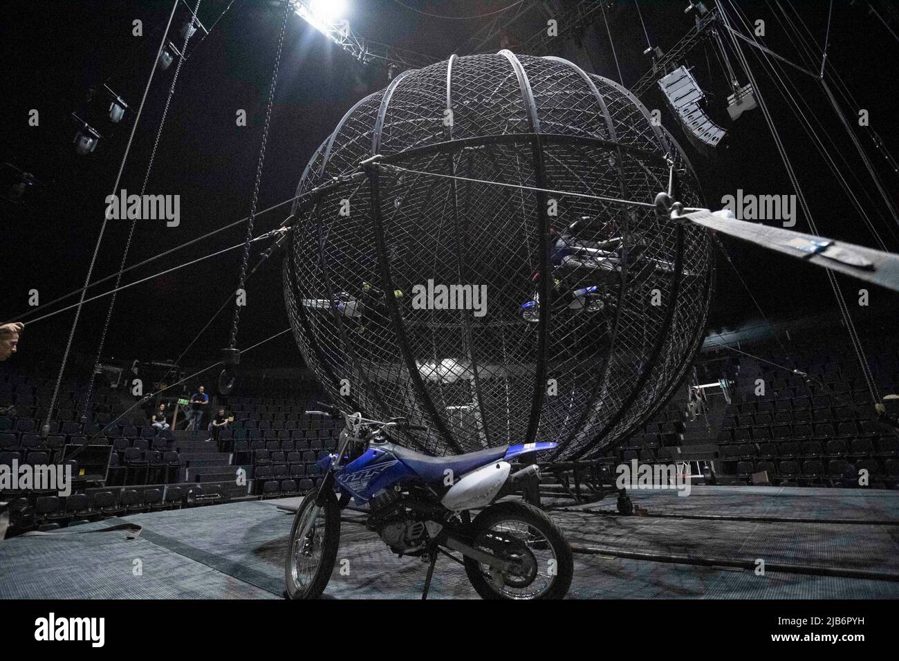 How to setup cage hi-res stock photography and images - Alamy