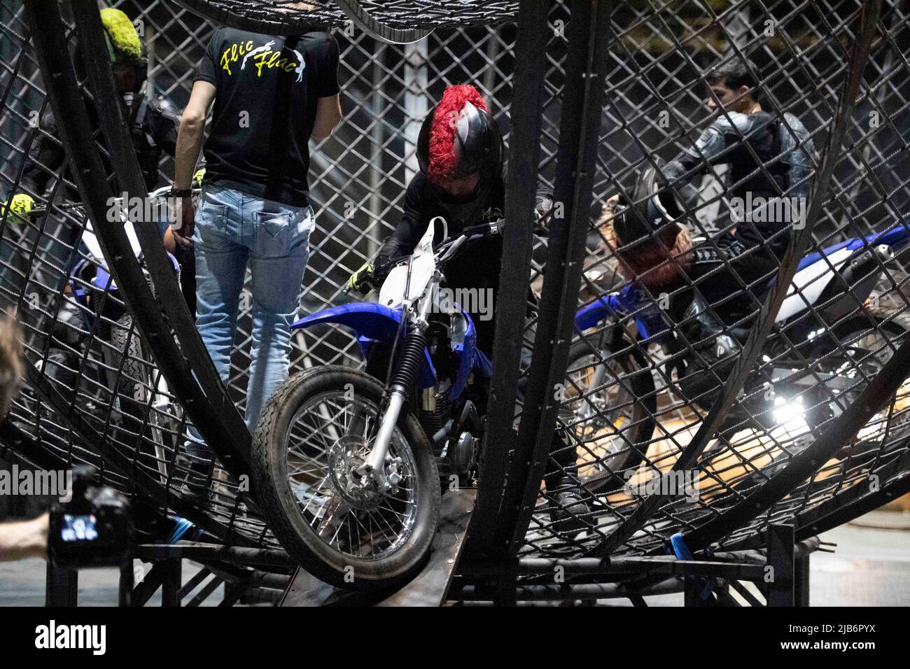 How to setup cage hi-res stock photography and images - Alamy