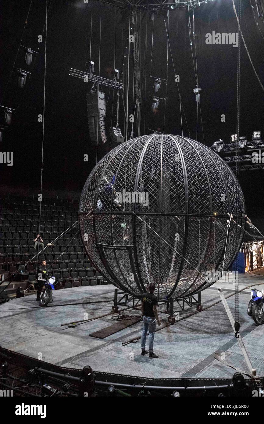 Motorcycle stunt cage hi-res stock photography and images - Alamy