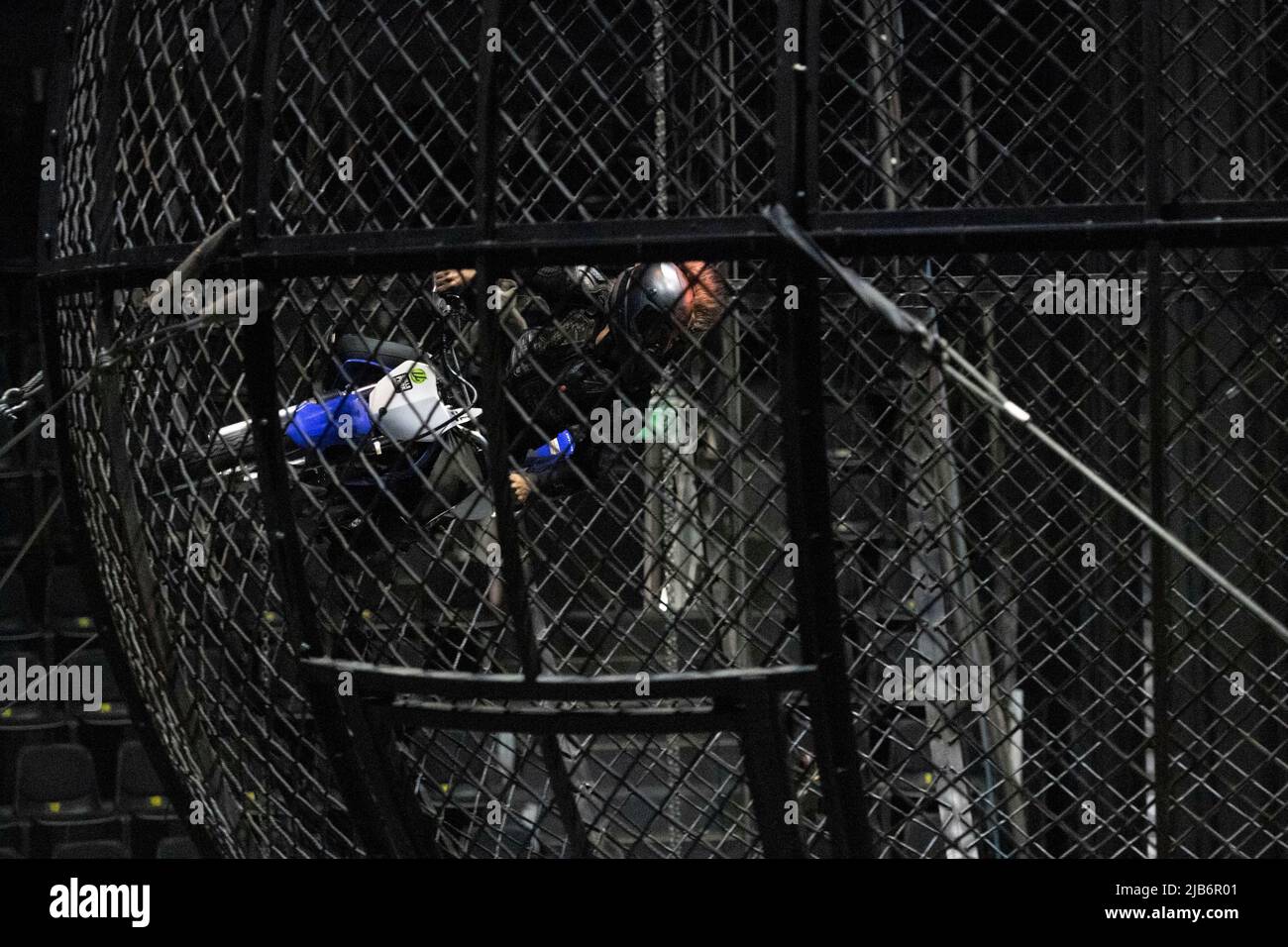 How to setup cage hi-res stock photography and images - Alamy