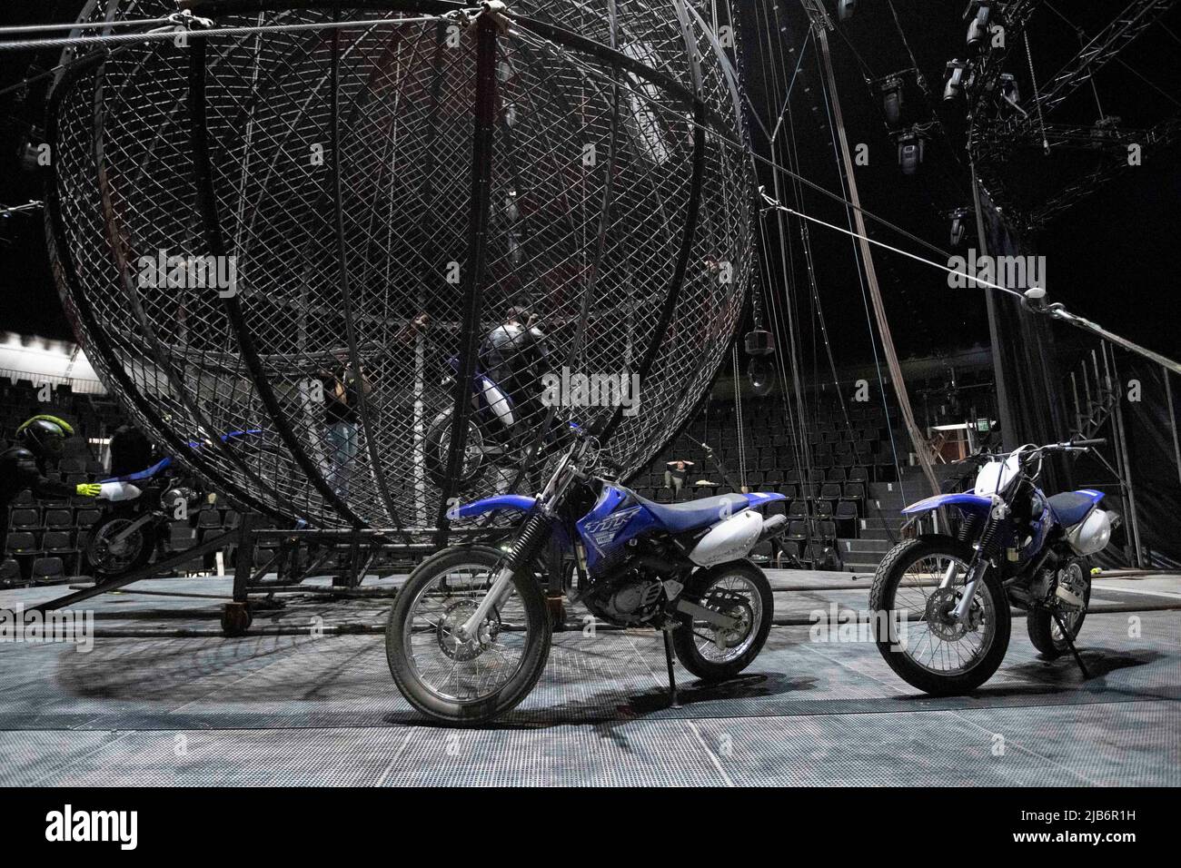 How to setup cage hi-res stock photography and images - Alamy