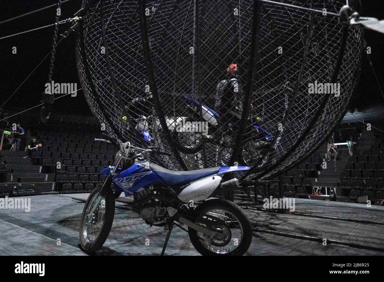 How to setup cage hi-res stock photography and images - Alamy