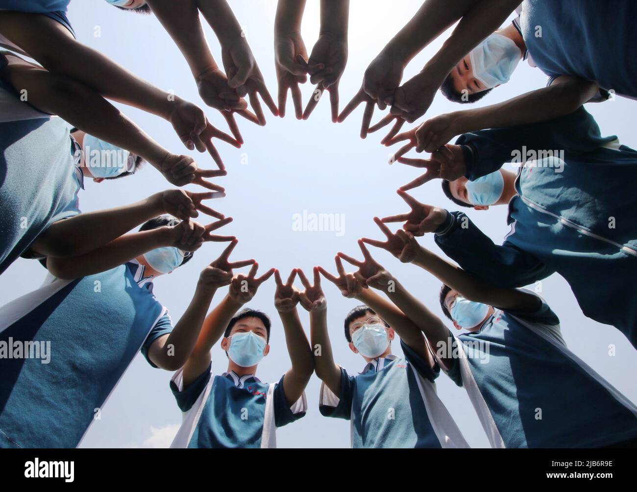 Victory signs hi-res stock photography and images - Alamy