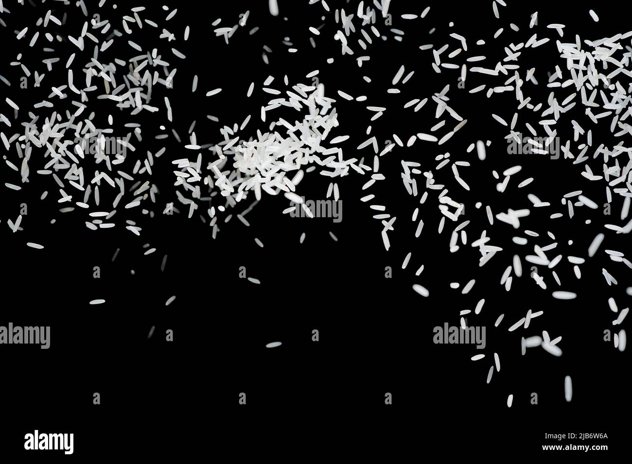 Heap of raw rice on dark background. Raw white rice explosion. faling ...