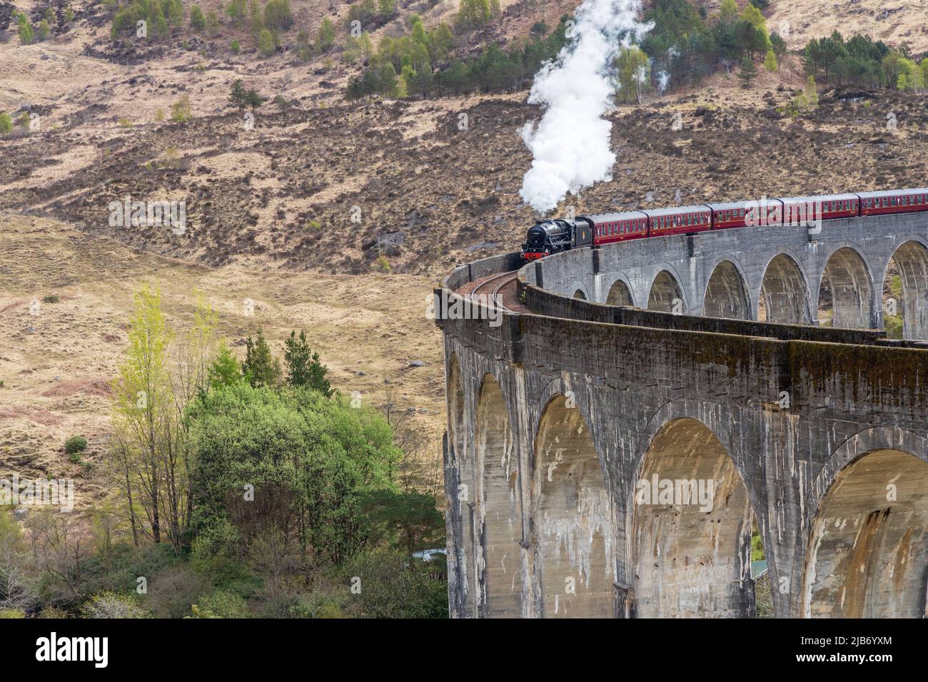 Jacobite Steam Train making its way over the Glenfinnan viaduct Stock ...