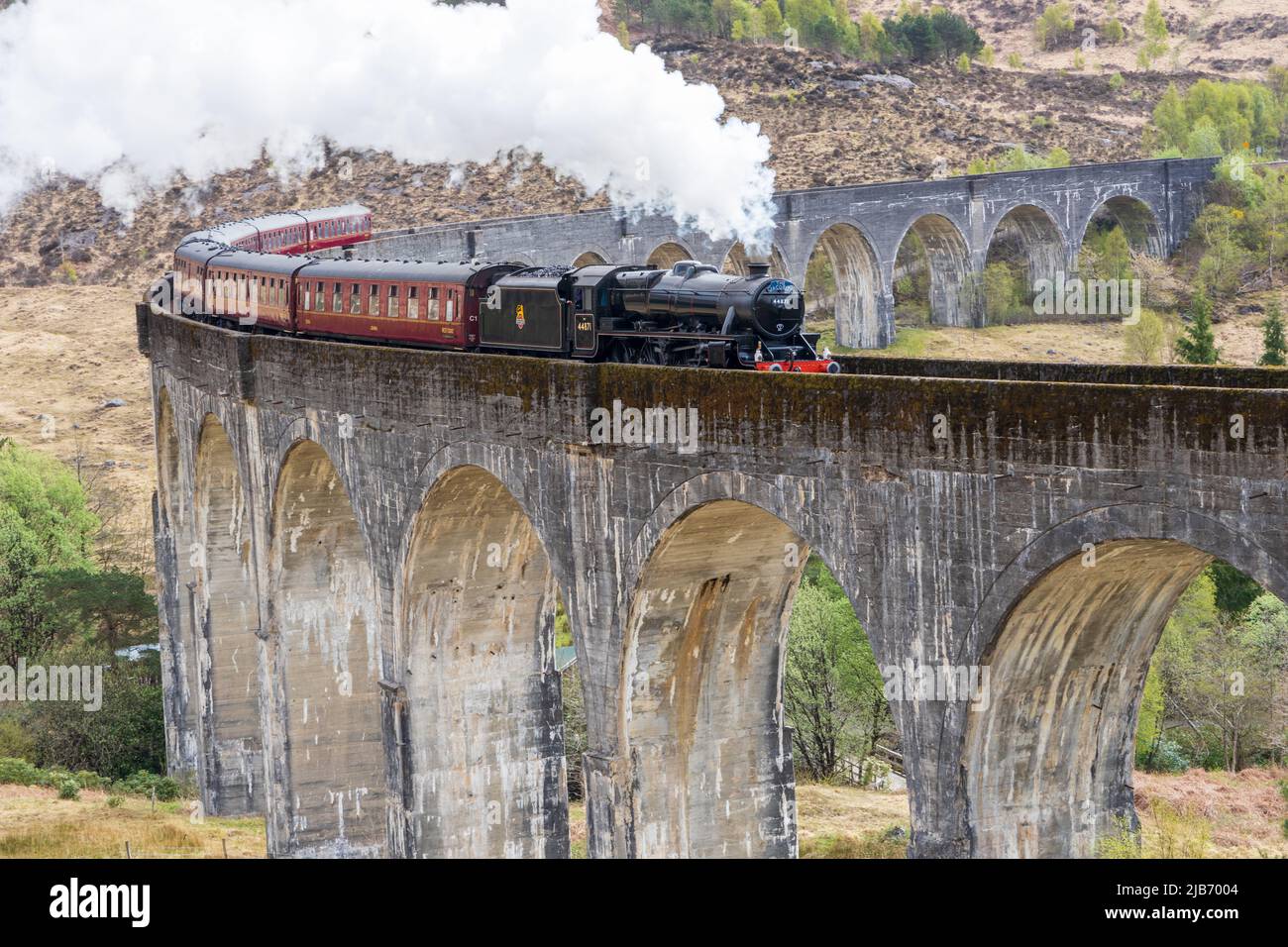 Jacobite Steam Train making its way over the Glenfinnan viaduct Stock ...