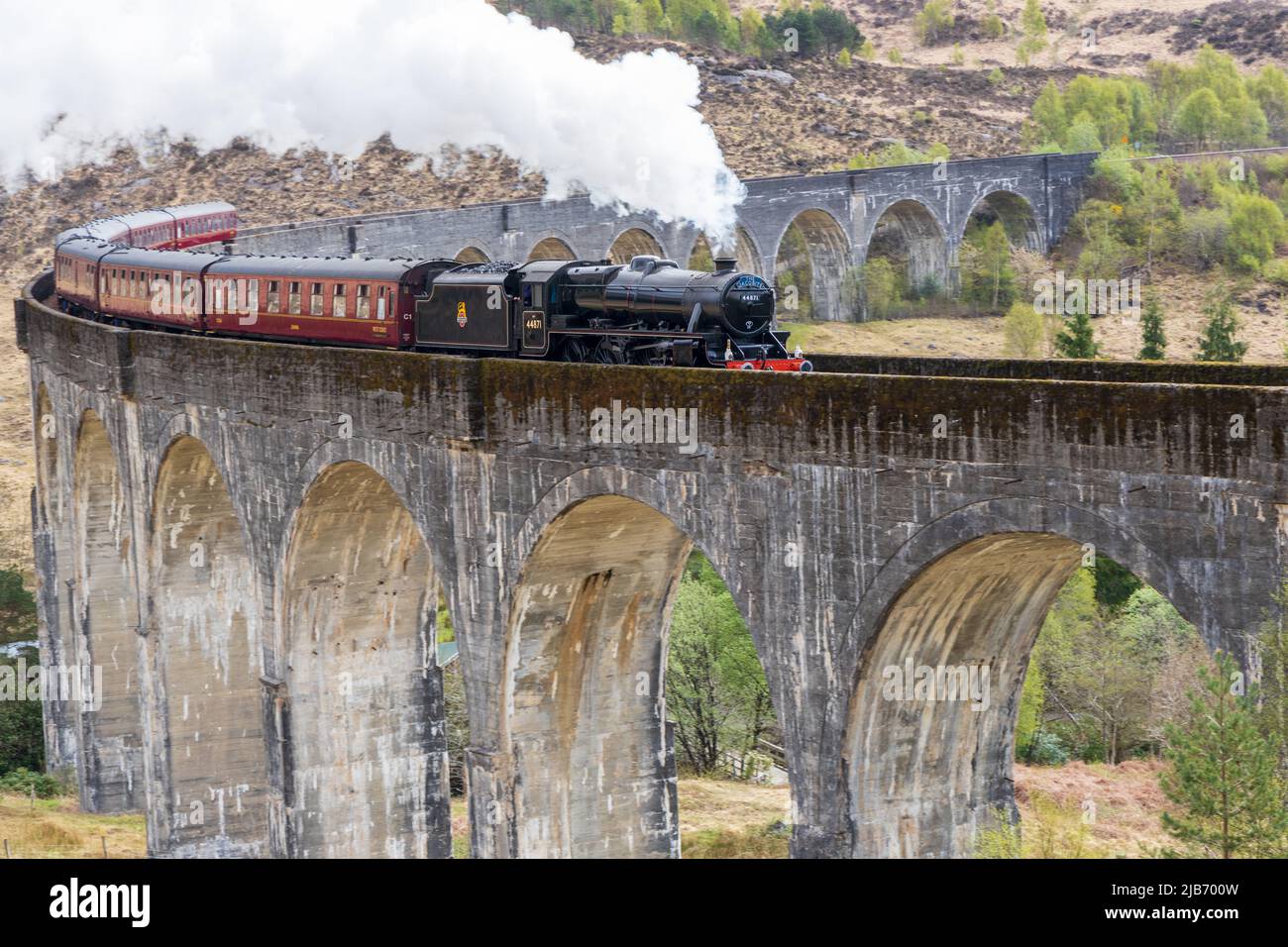 Jacobite Steam Train making its way over the Glenfinnan viaduct Stock ...