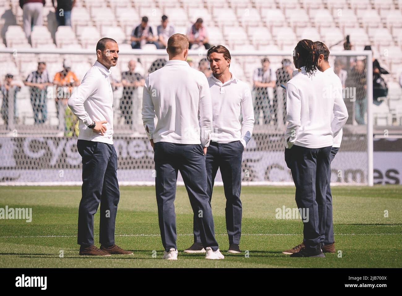 Leonardo Bonucci of Juventus FC talks whit his team mates before the ...