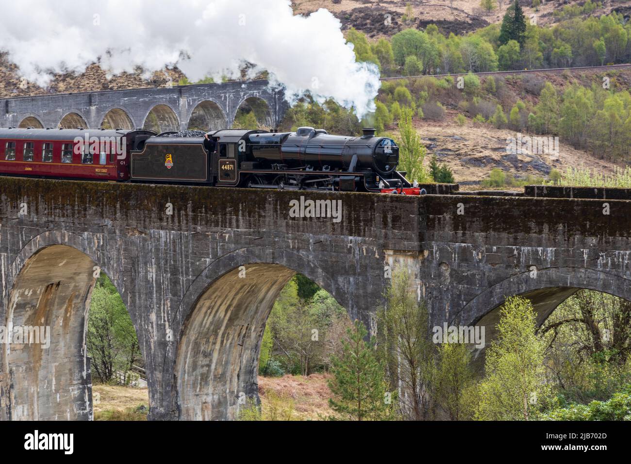 Jacobite Steam Train making its way over the Glenfinnan viaduct Stock ...