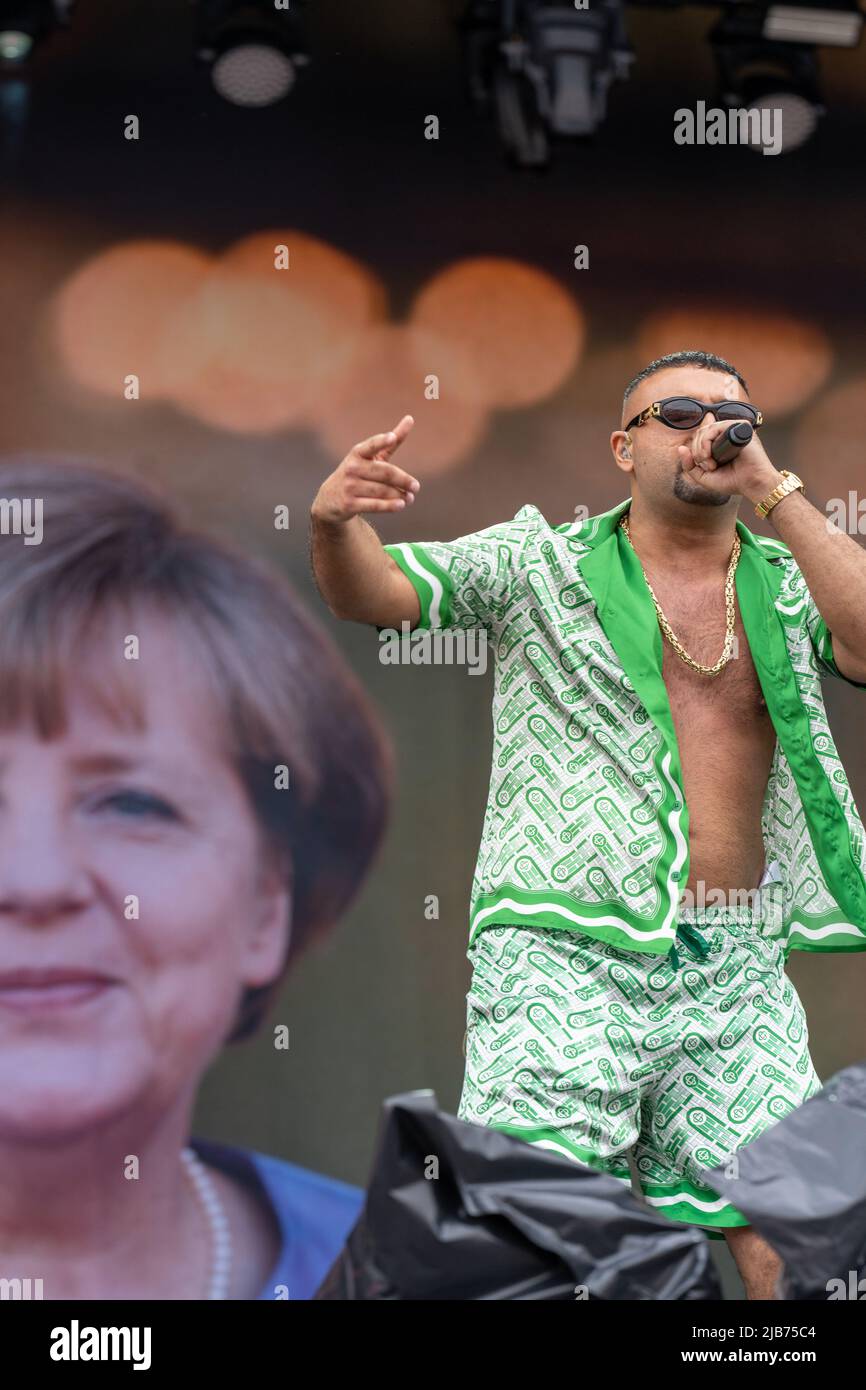 03 June 2022, Rhineland-Palatinate, Nürburg: Rapper "SSIO" performs on ...