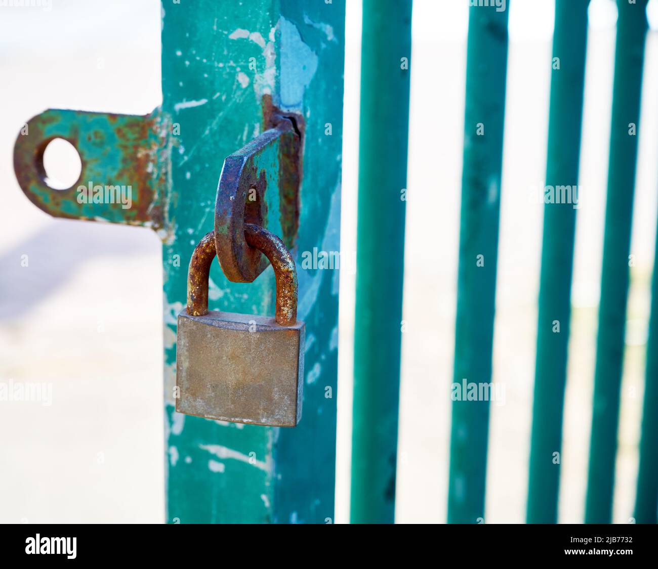 Broken iron gates hi-res stock photography and images - Alamy