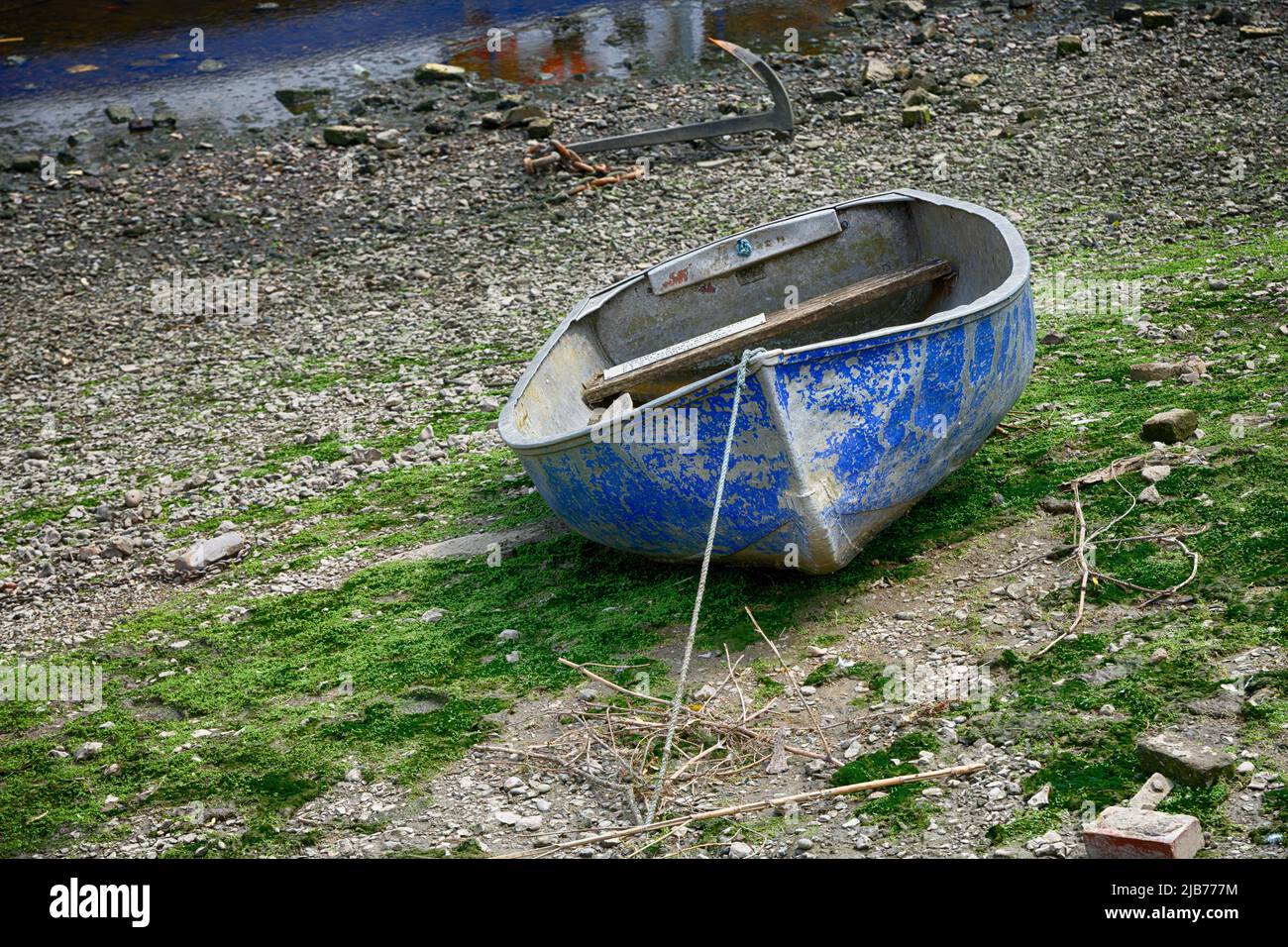 Rowing boat on the River Thames riverbed at low tide, Isleworth Ait ...