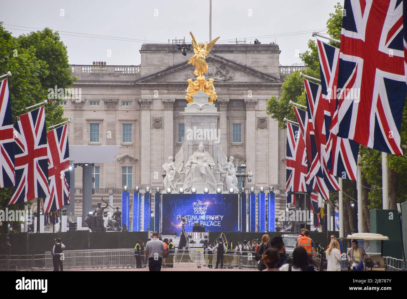 London, England, UK. 3rd June, 2022. Final preparations and soundchecks ...