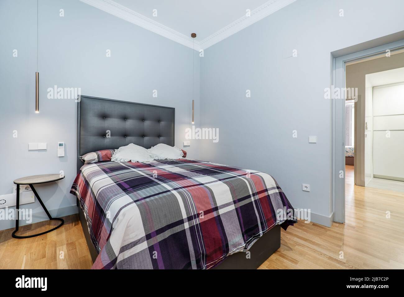 Bedroom with double bed with headboard upholstered in capitone gray ...