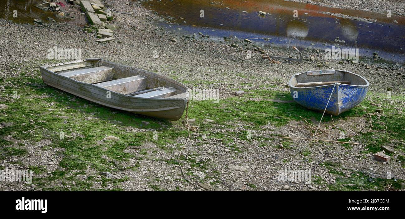 Rowing boats on the River Thames riverbed at low tide, Isleworth Ait ...