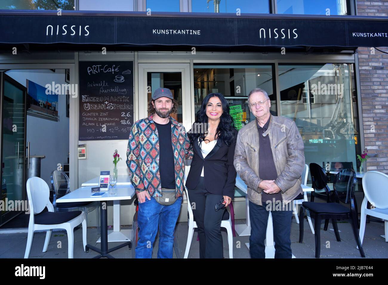 Janick Zebrowski, Nissi Roloff und Alain L. L. Marie bei der Vernissage ...