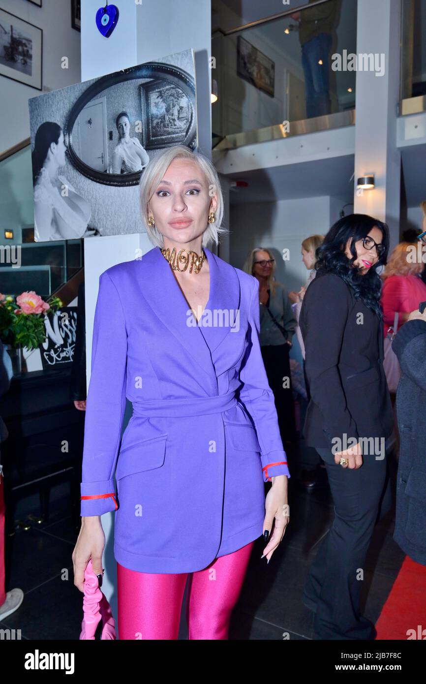 Evgeniya Kukowski und bei der Vernissage zu der Ausstellung ...