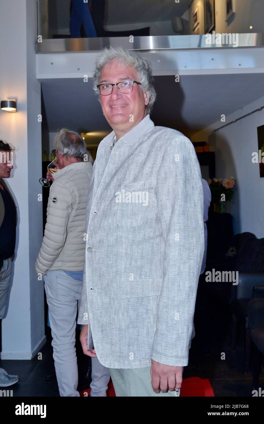 Achim Griesel bei der Vernissage zu der Ausstellung Kiezromantik und ...