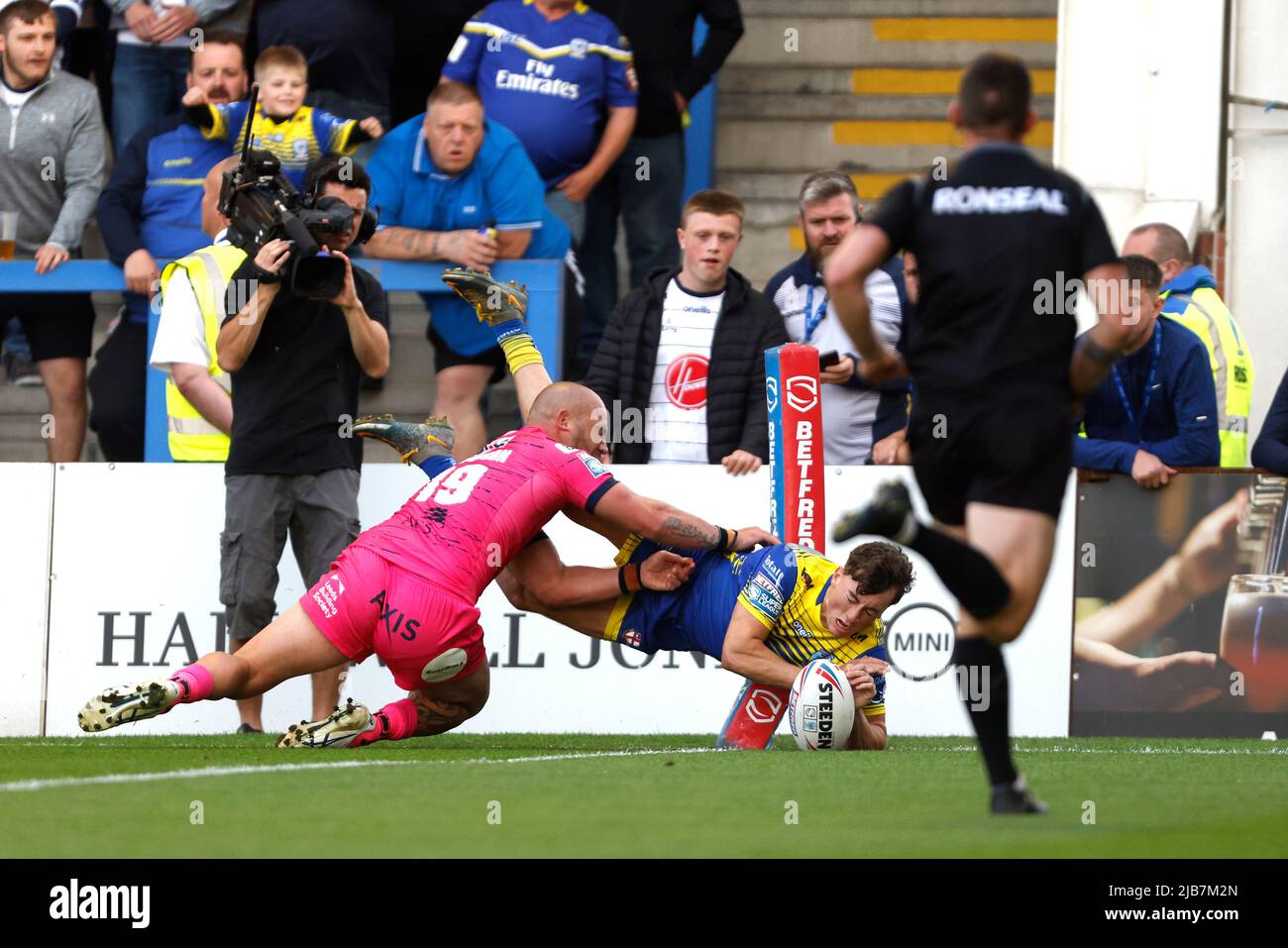 Warrington Wolves' Matty Ashton scores his side's first try of the game ...