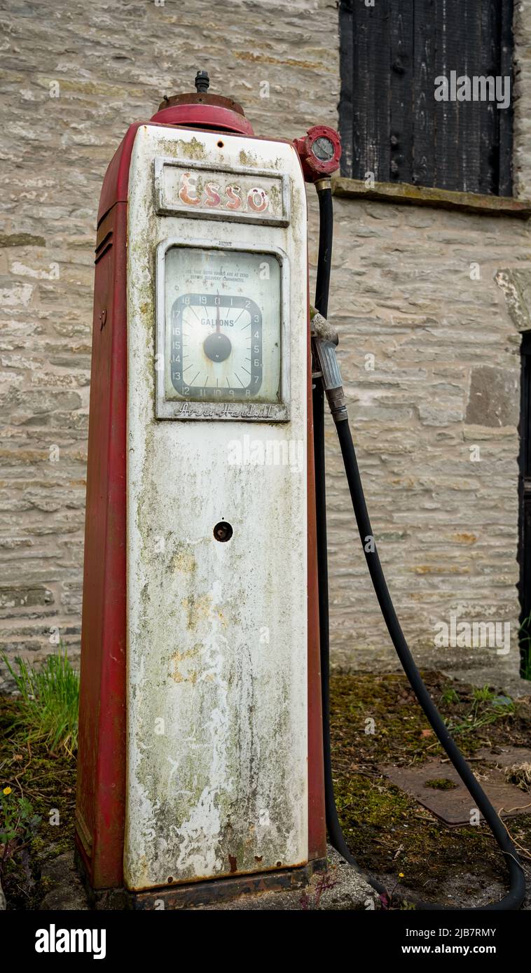 Antique gas pump home hi-res stock photography and images - Alamy